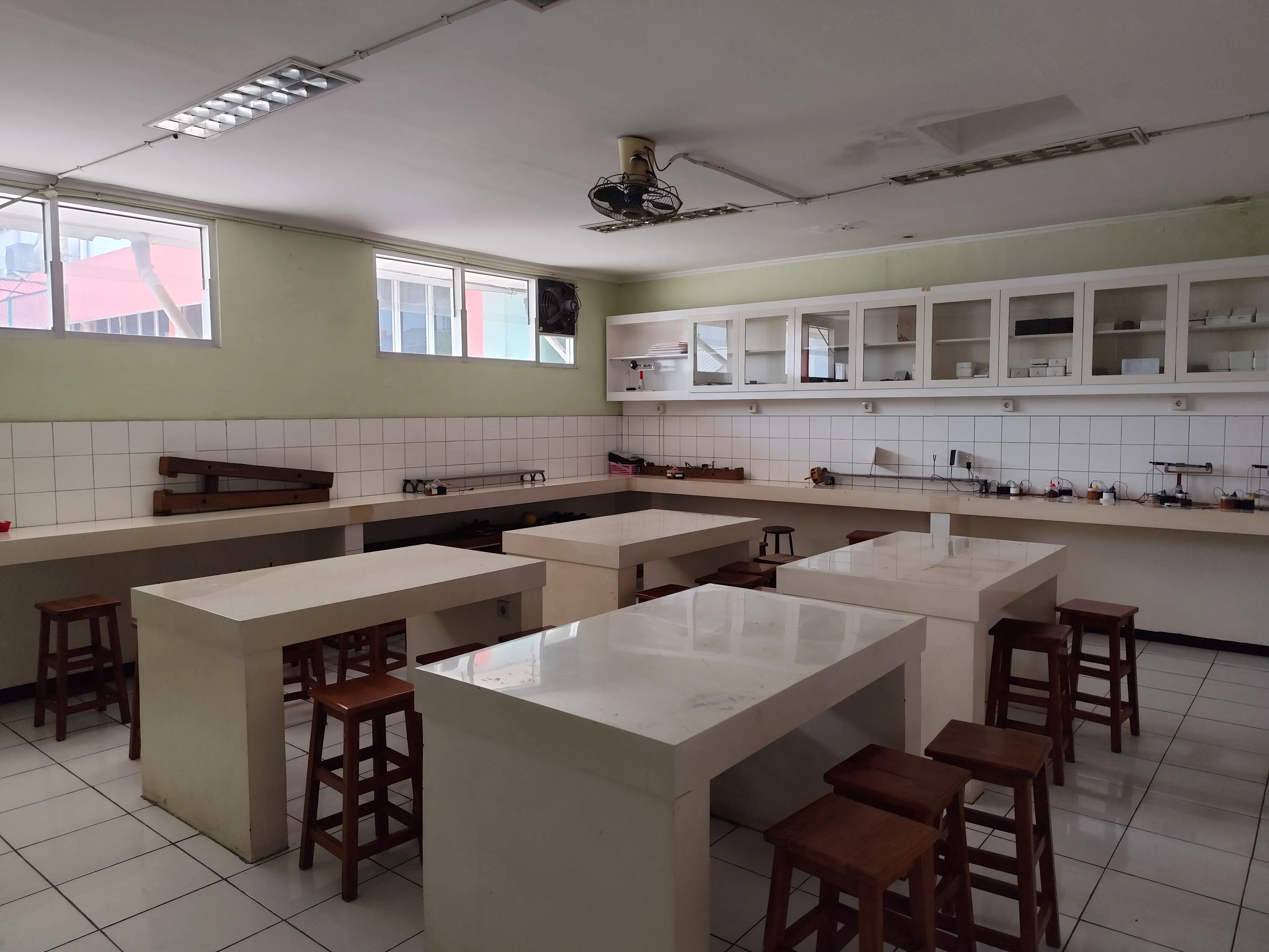 Fasilitas — SMA Santo Kristoforus 1